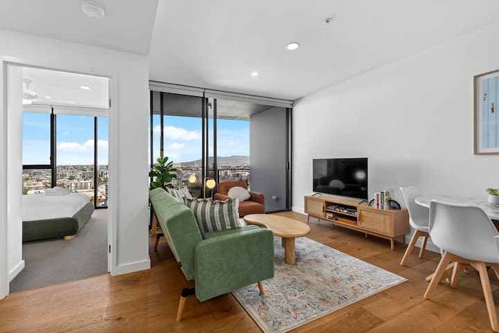 Stylish Apt W/ Stunning Views, Pool, Gym & Parking - South Brisbane Station