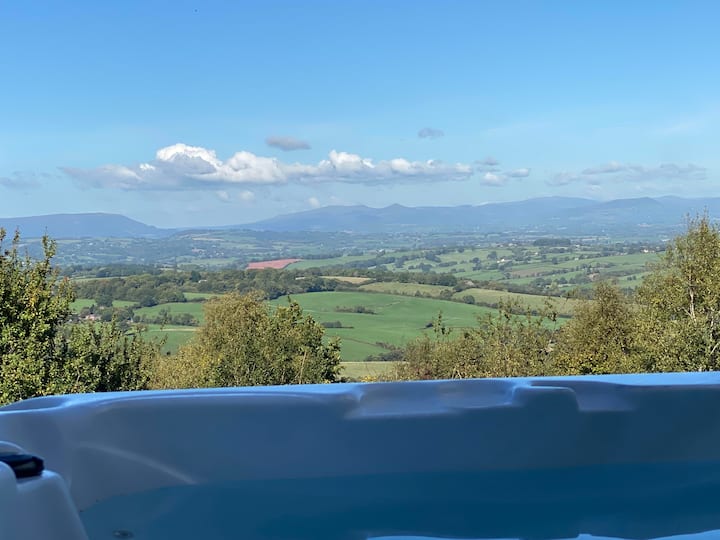 Spacious Countryside Retreat W/parking And Hot Tub - Gloucestershire