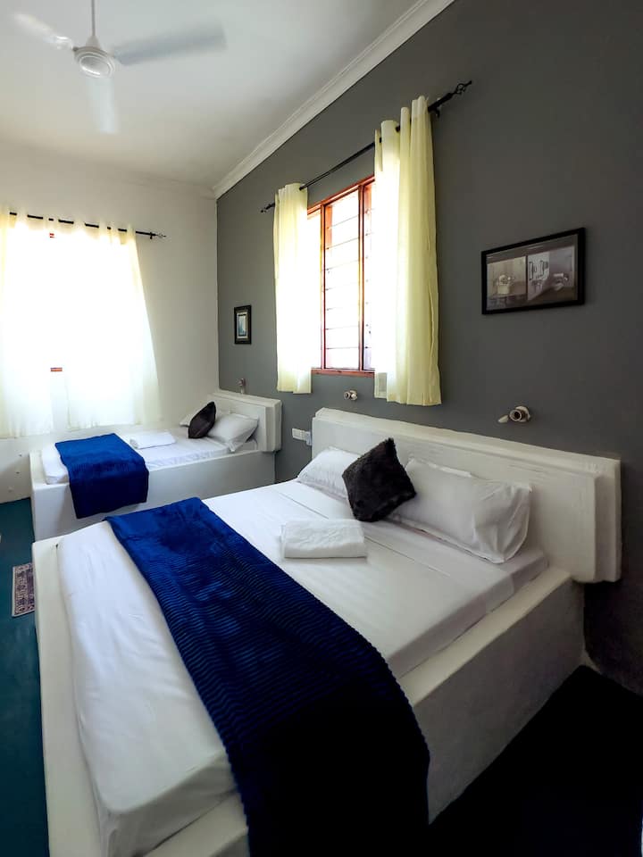 Charming Family Room | Salthaus Lodge + Breakfast - Sansibar