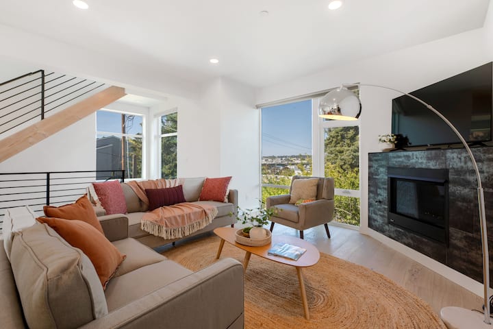 Elevated Escape • 4b2b Th W/ City & Lake Charm - North Beach/ Blue Ridge - Seattle