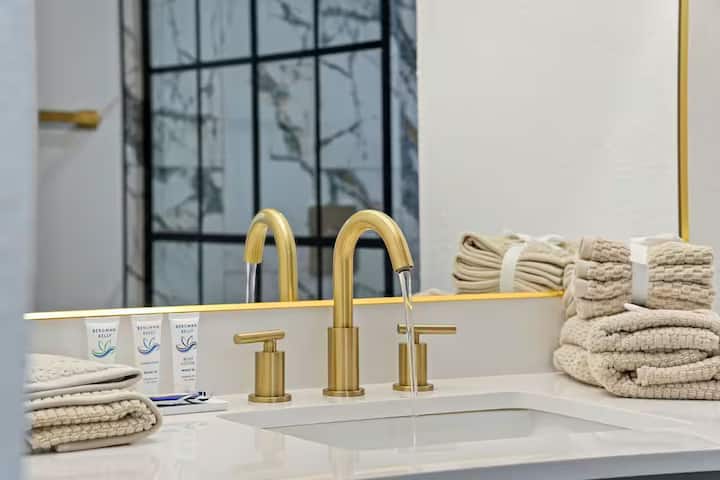 Stylish Bungalow. Sleeps 6. Wi-fi. Pets Welcome. - Oklahoma City