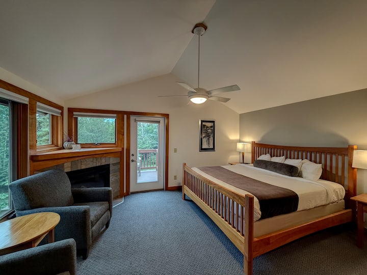 Ridge & River Upper King Guest Room - Lutsen, MN