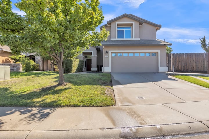 Rancho Heaven! Two-story 4bed 3bath Charming Home - Rancho Cordova, CA