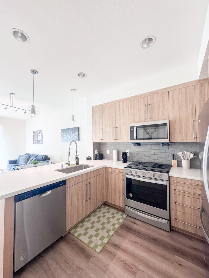 Modern Lux 1br W/ Free Parking - Hollywood, CA
