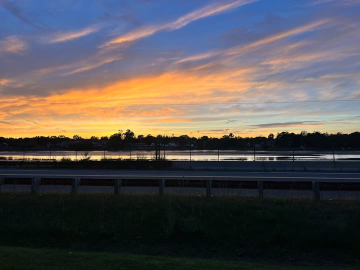 New Bed & Bath With Water Views, Outside Downtown - Salem, MA
