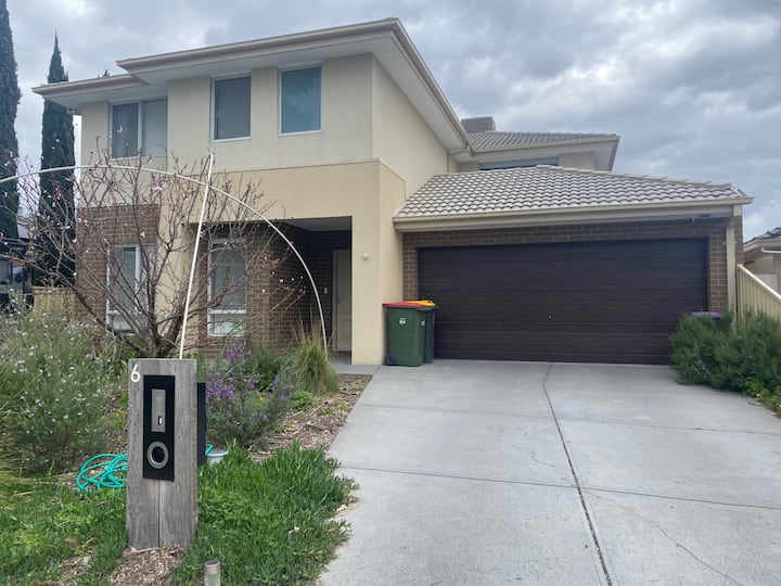 Relaxing Spacious 4 Bedroom Family Home - Altona - Point Cook