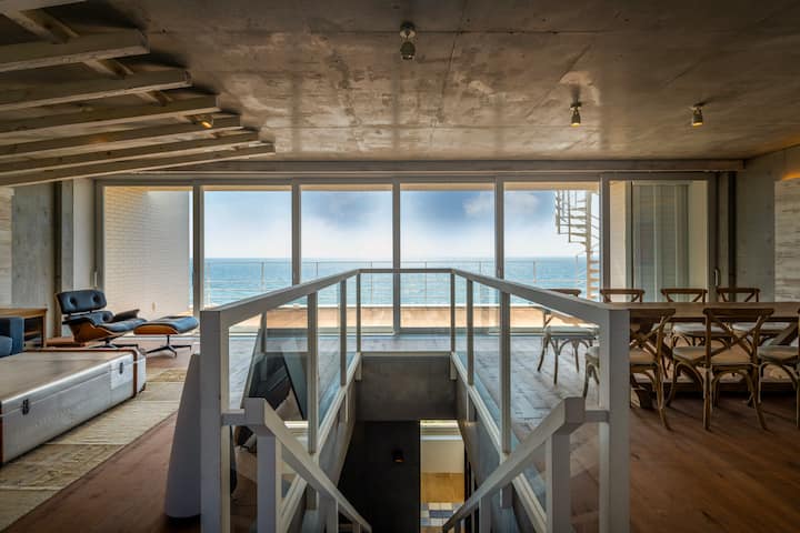 七里ヶ浜の海辺に佇む一棟貸切ヴィラ｜海と夕陽を望む絶景｜非日常のオーシャンビュー滞在 - Enoshima