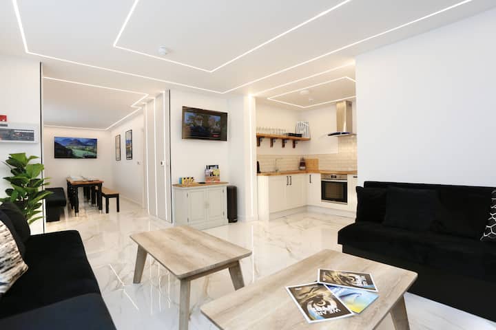 Stay By The Sea, Sleeps 14, Air Con & Parking - Blackpool