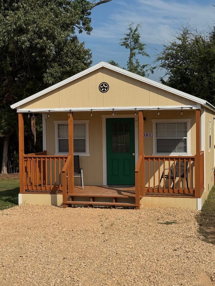 Unique Tiny Gold Cabin In The Piney Woods - Splash Pad, Pittsburg