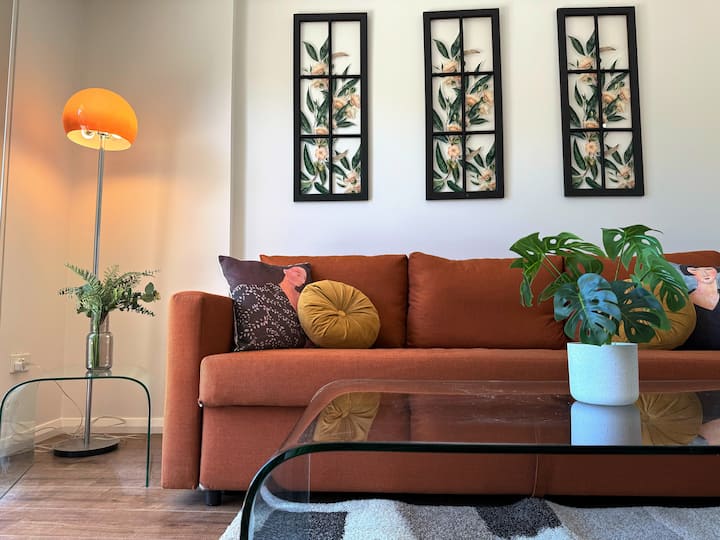 2 Bedroom Stylish Top Floor Apartment Location! - Lewisham