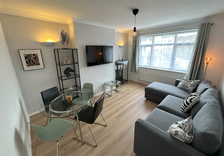 2-bed Flat In Northwood Hills - Free Parking - Watford