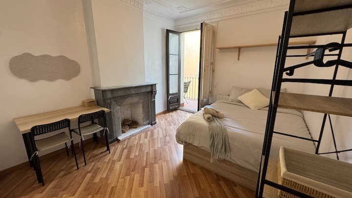 Stunning Room With Private Sunny Balcony - Barcelona