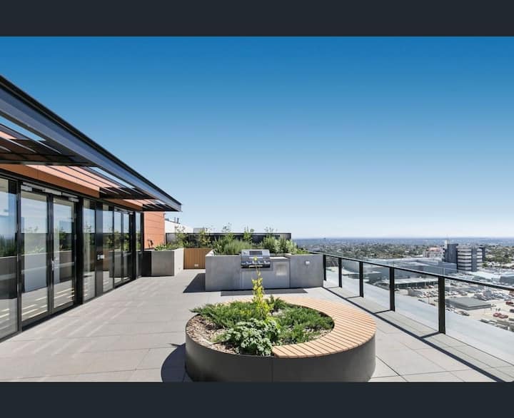 Luxe Tri-level Opp Westfield Pool Gym Park For Two - Box Hill