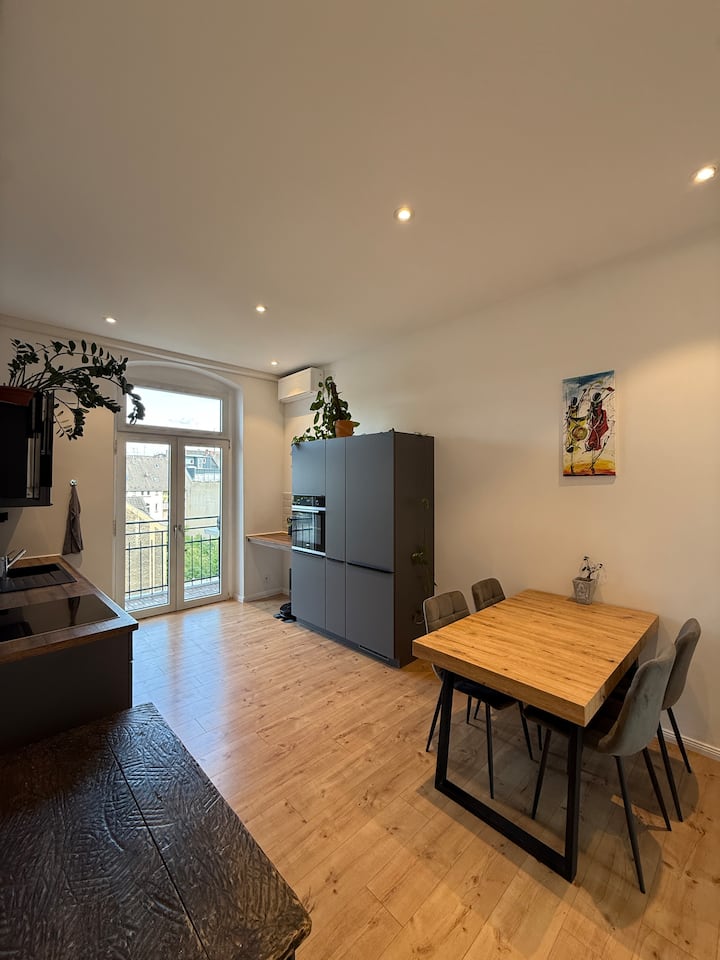 Schöne Sanierte Altbau Wohnung! - Düsseldorf