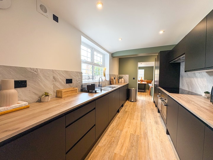 Stunning 8-bed House | Brand New & Fully Equipped - Stroud, UK