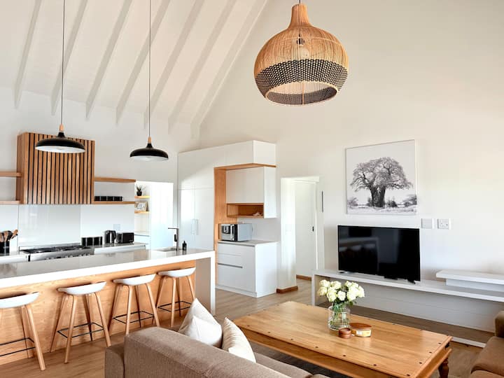 Relax In This Light Filled, Stylish Coastal Home - Saint Francis Bay