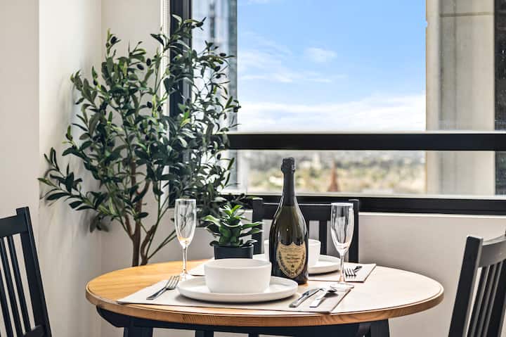 Sky-high 2br In Heart Of Melbourne |
Balcony+ Pool - Melbourne