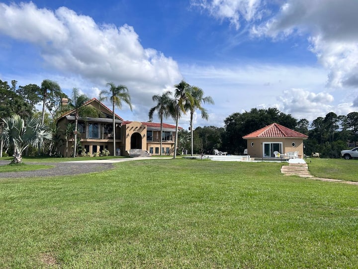 Cozy Lakefront Island Home With Pool & Tea House - Deltona, FL