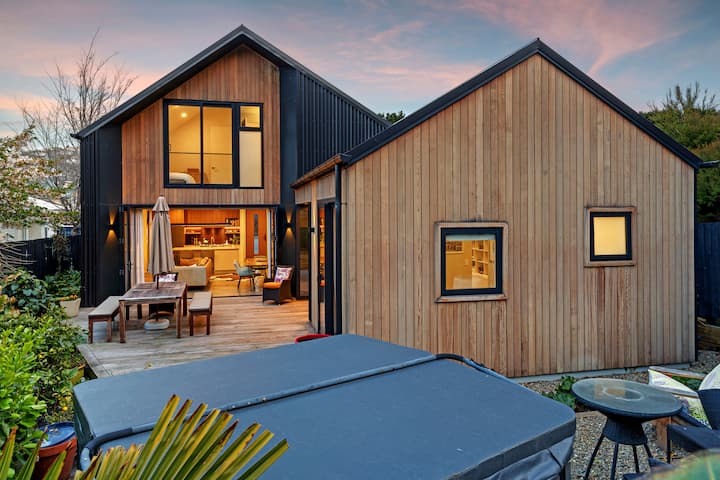 Modern Coastal Retreat - 4 Mins Walk To The Beach! - Christchurch