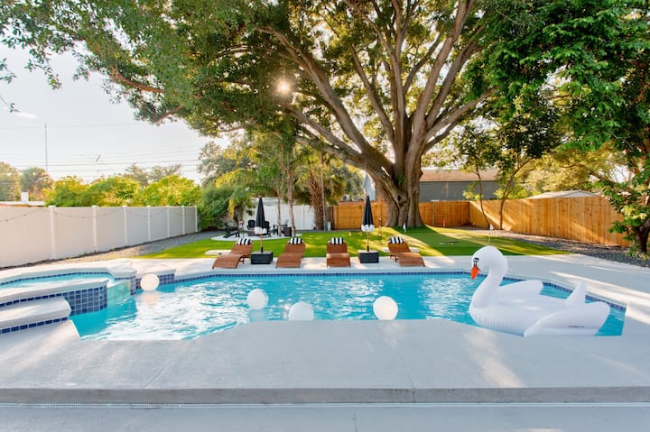 Backyard Oasis: Pool, Games & 5mi To Gulf Beaches! - St. Petersburg, FL
