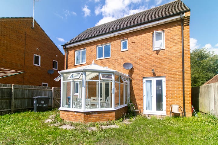 Spacious 4-bedroom Home | Prime Hatfield Location - St Albans