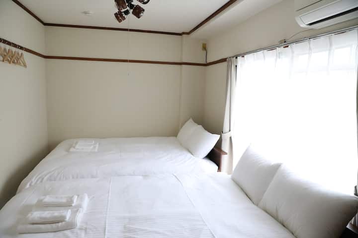 別府駅徒歩10分、繁華街まで徒歩5分、リネンサプライを使った清潔なベッド(302) - 오이타시