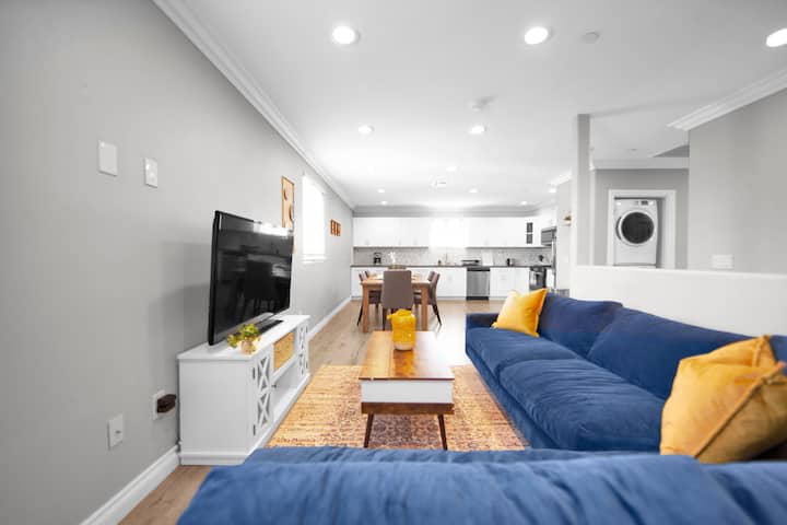 2 Garage Spots + Memory Foam Beds - Hollywood, CA