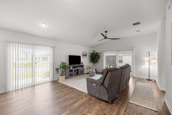Spacious 2br In The Villages | Golfcart | King Bed - Wildwood, FL