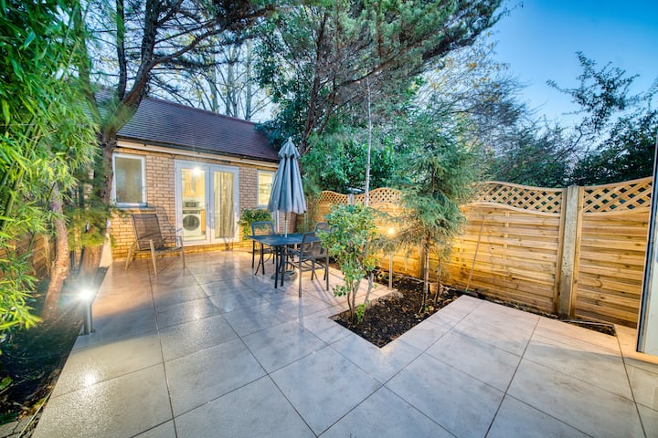 Easy Commute To London | Garden | Wifi + Parking - London