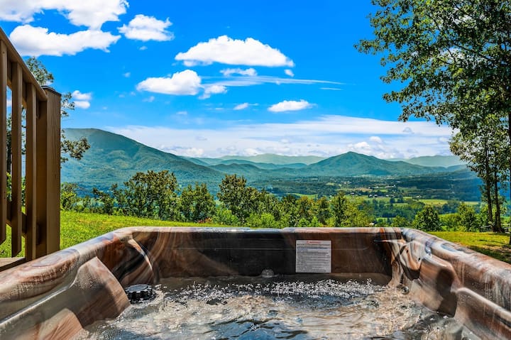 3bdr+loft | Stunning Views, Hot Tub & Sleeps 10 - Pigeon Forge, TN