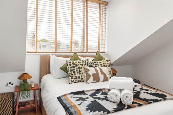 Sunny Top-floor 1br • Balcony Views • Sleeps 3 - 블룸스버리