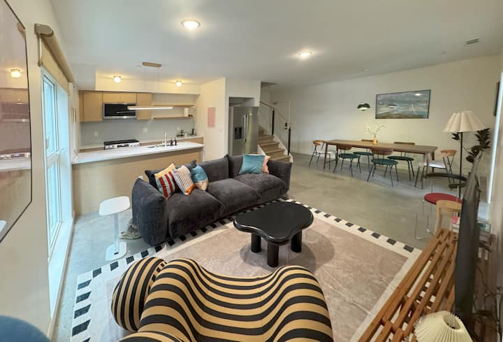 6 Bedrooms + Den + 5 Bathroom 3 Stories - Montebello, CA