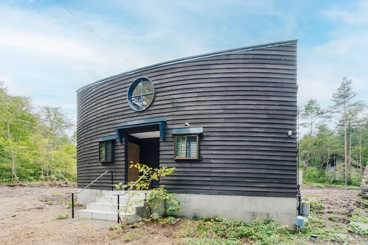 広いウッドデッキのある北軽井沢の森に佇むデザイナーズコテージ - Karuizawa