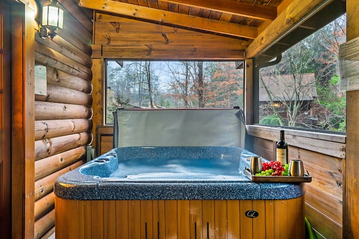 Creekside Fun! Arcade, Hot Tub, 2 Decks, Near Pkwy - Pigeon Forge, TN