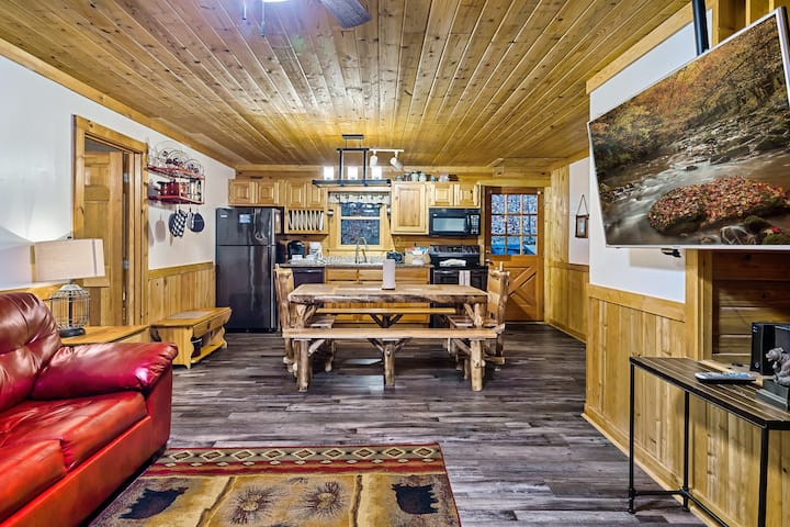 Pet Friendly Air Hockey Arcade Hot Tub 1m Off Pkwy - Pigeon Forge, TN