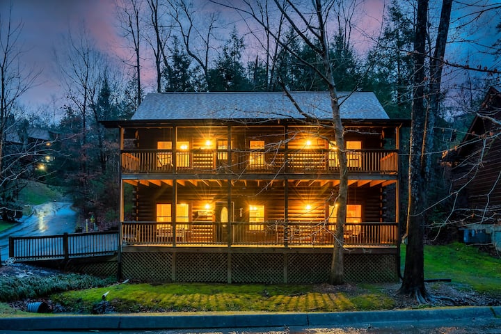 Pet Friendly Air Hockey Arcade Hot Tub 1m Off Pkwy - Pigeon Forge, TN