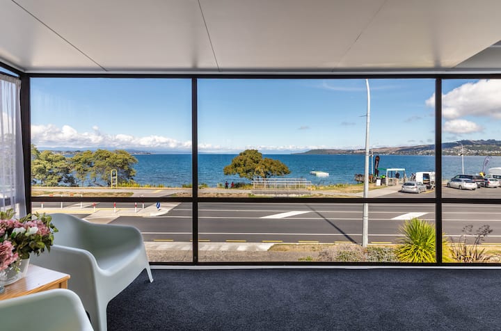Relaxed Lakefront Luxury - Taupō
