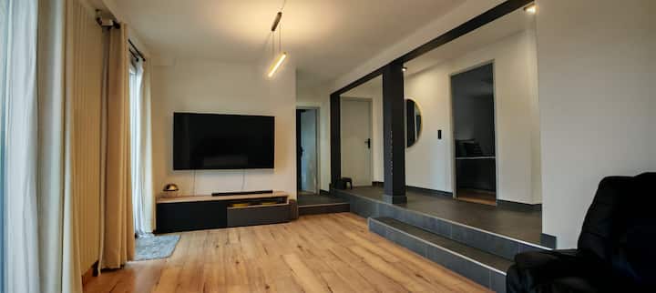 Maison Chaleureuse Avec Jardin Et Piscine, Coubron - Seine-Saint-Denis