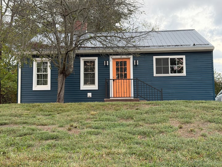 Chic Retreat; Modern Fireplace, Bathroom, Kitchen - Marietta, OH