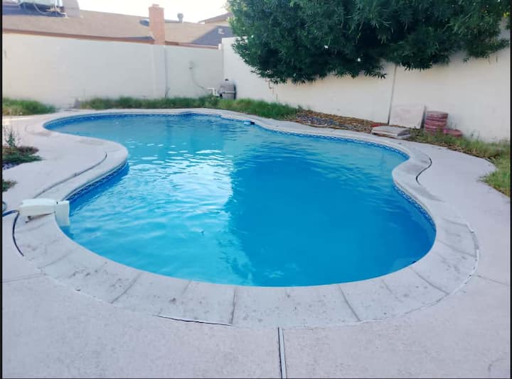 Our Home With Pool And Backyard /8 Beds 4 Bedrooms - Paradise, NV