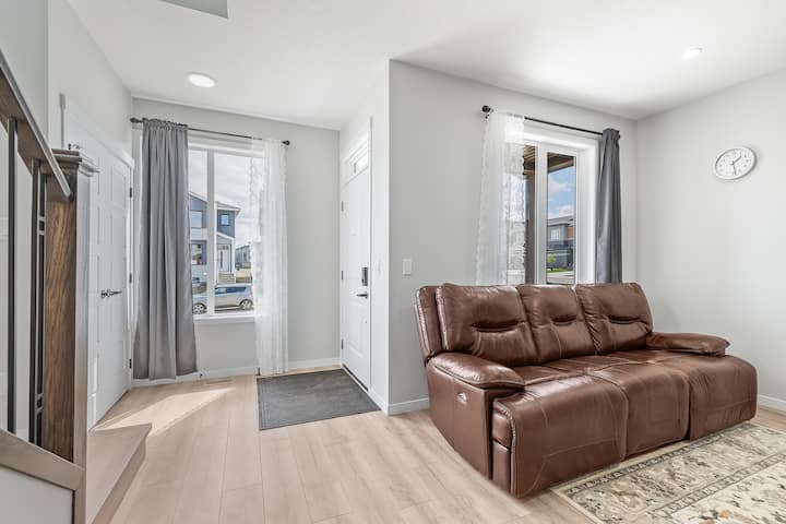 Big 4 Bedroom House Near Banff, Airport & Downtown - Airdrie