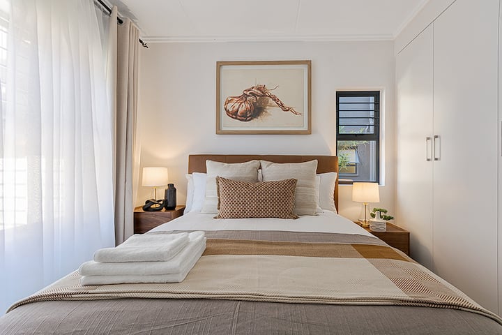 Modern Oasis: Private Garden| Pool | Power Back Up - Chartwell