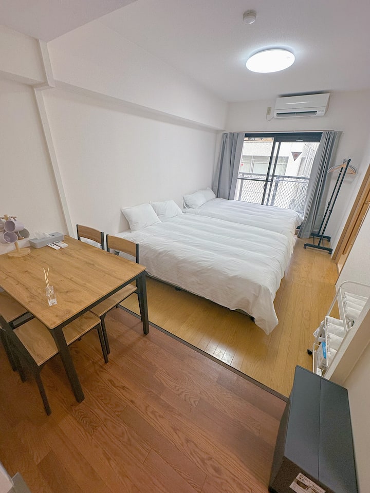 【龙猫民宿-心斋桥店402】长堀桥站步行5分钟/心斋桥，道顿堀步行8分钟/双大床房最大可住4人 - Osaka