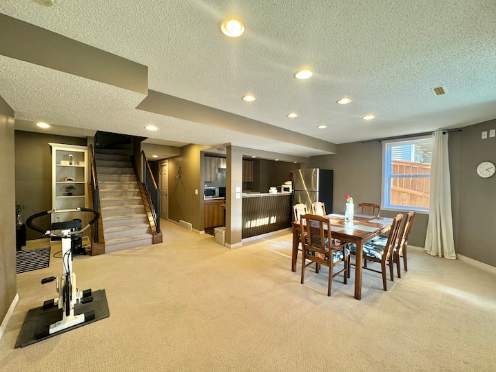 Spacious 2br Suite | Full Kitchen & Laundry - Calgary