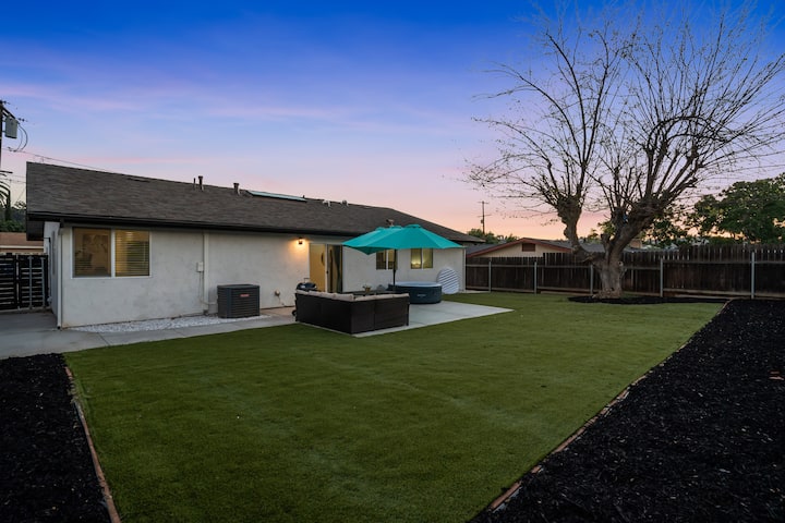 4br-2bth, Hottub, King Bed, Garage, Gated Backyard - El Cajon, CA