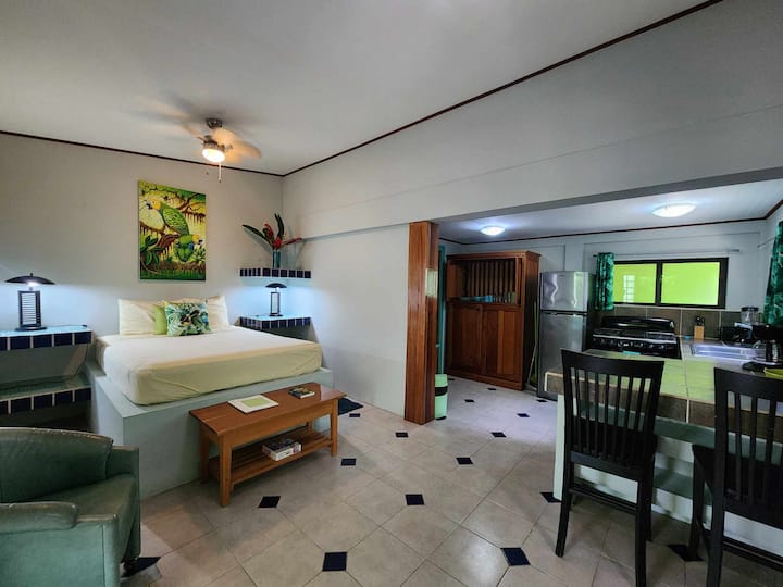 Toucan-kit, Ac, Wifi, Bike, Tropical Gardens, Pool - Placencia