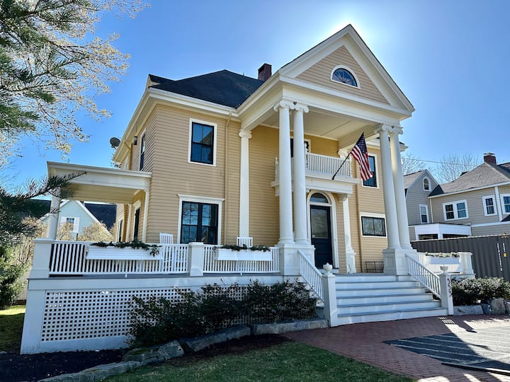 Beautifully Updated Short Walk To The Beach And 5-7 Min To Portland. - Portland, ME