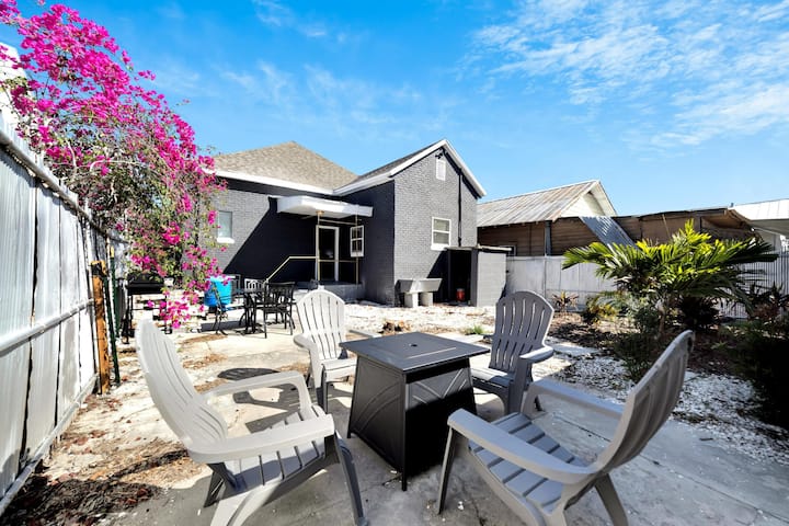 Turquoise Bungalow | Charming | Historic Area - Tampa, FL