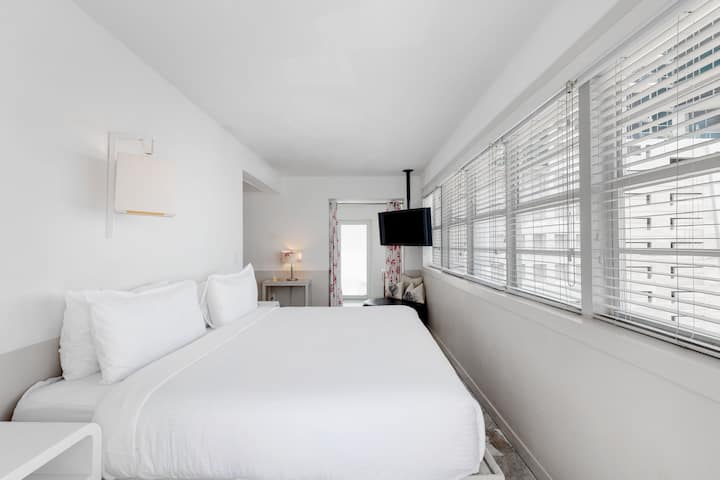 Penthouse Ocean View,
2 Balconies. - South Beach, FL