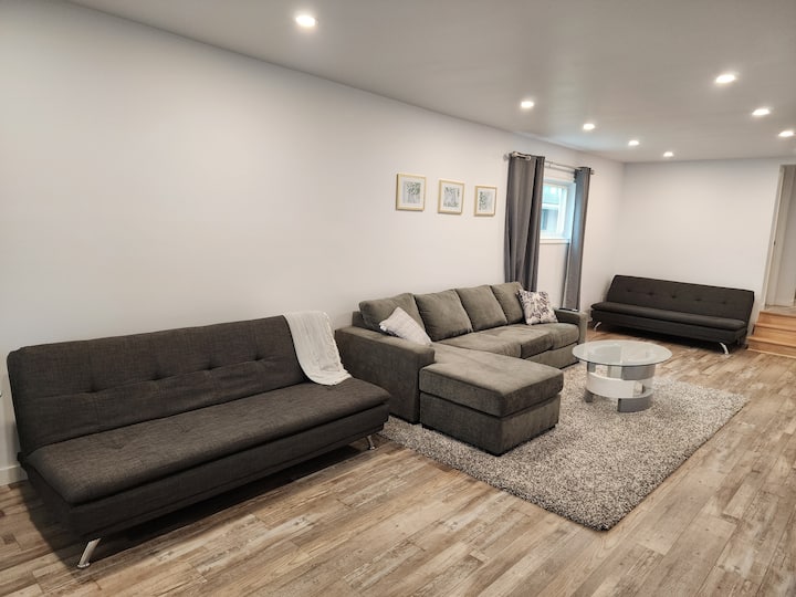 Walk To The Falls & Attractions!
4 Bedroom House - Niagara Falls, NY